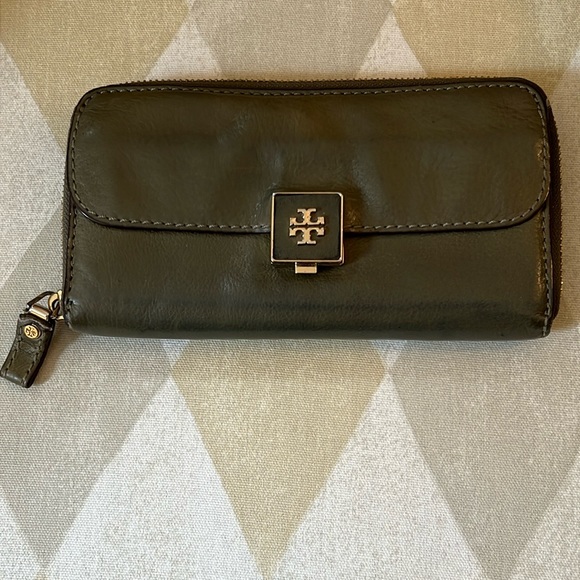 Tory Burch | Bags | Tori Burch Green Wallet With Front Clasp And Zipper ...